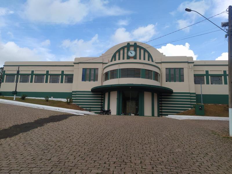 Após anos parado, relógio da Estação Ferroviária de Anastácio volta a ...